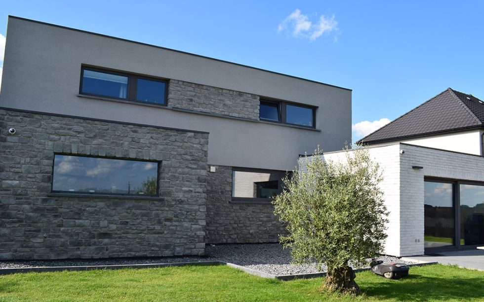 Découvrez cette maison d'architecte en pierre de parement Grès